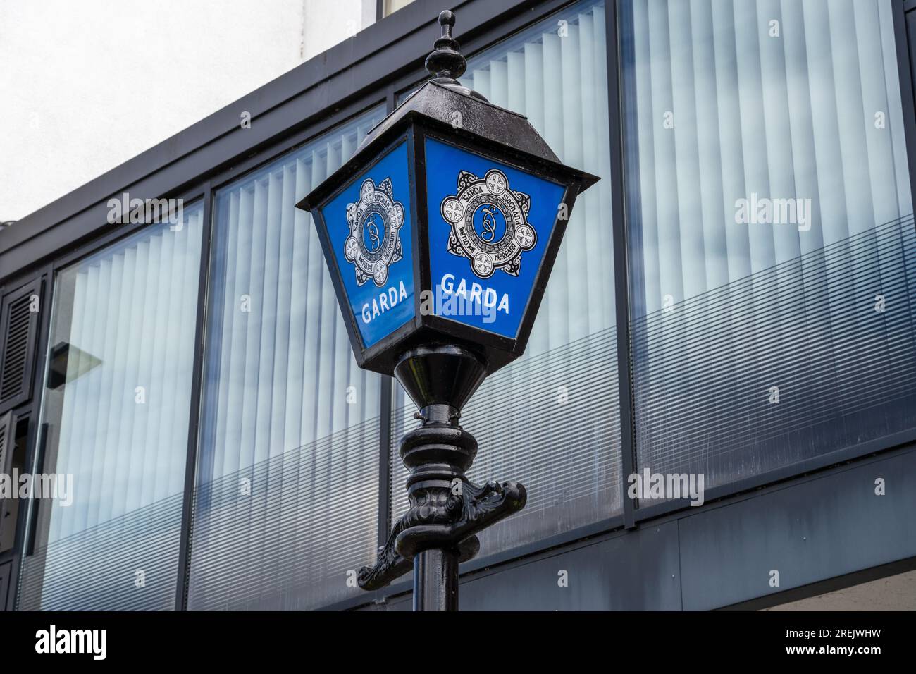 Police station window immagini e fotografie stock ad alta risoluzione ...