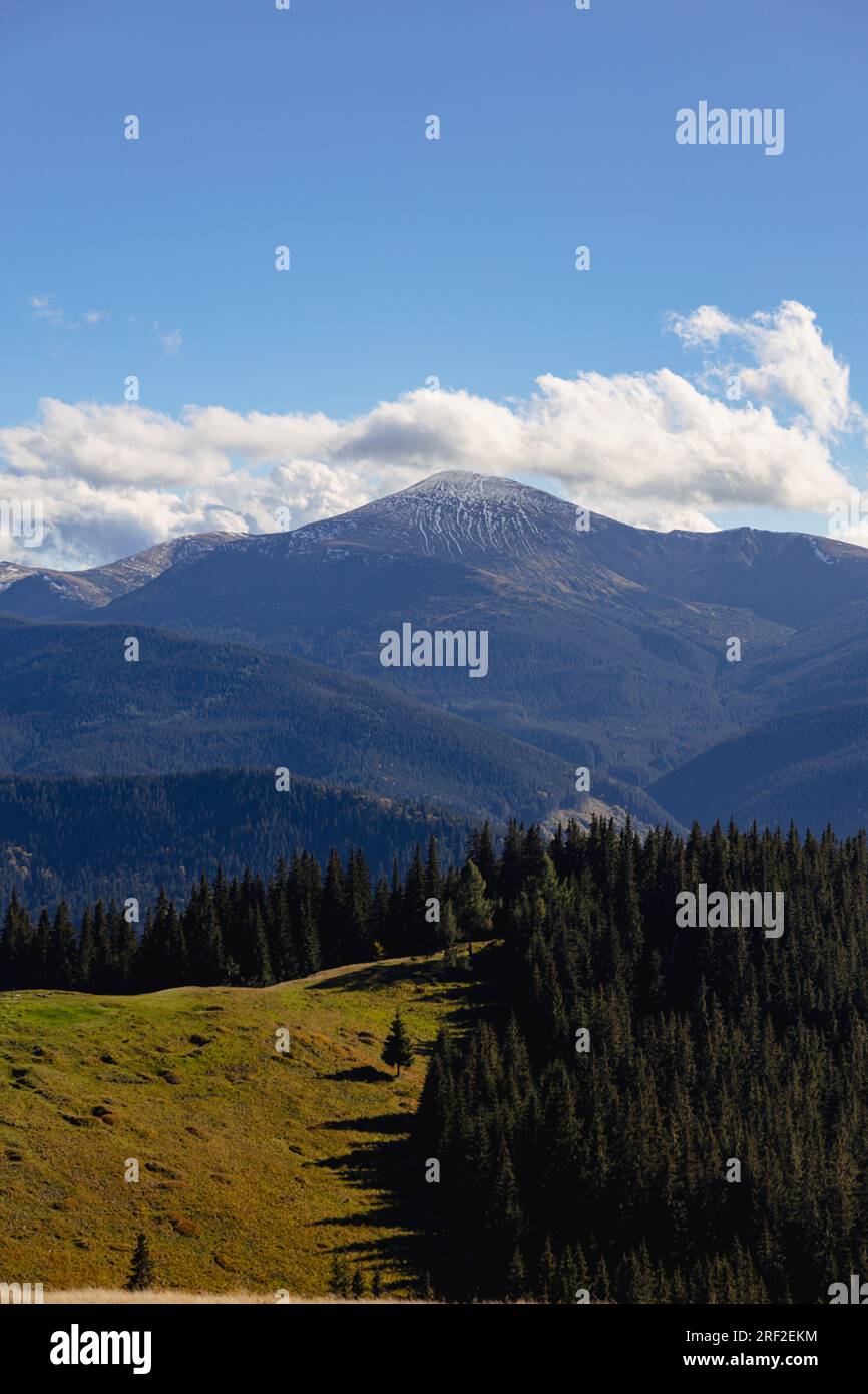 Sfondo pittoresco della montagna immagini e fotografie stock ad alta ...