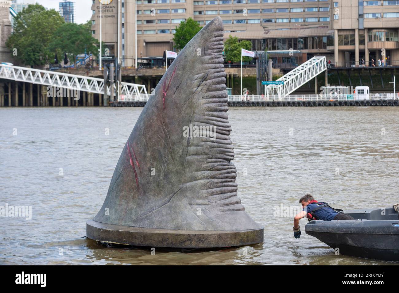 Londra, Regno Unito. Agosto 2023. Un tecnico regola una delle tre pinne ...