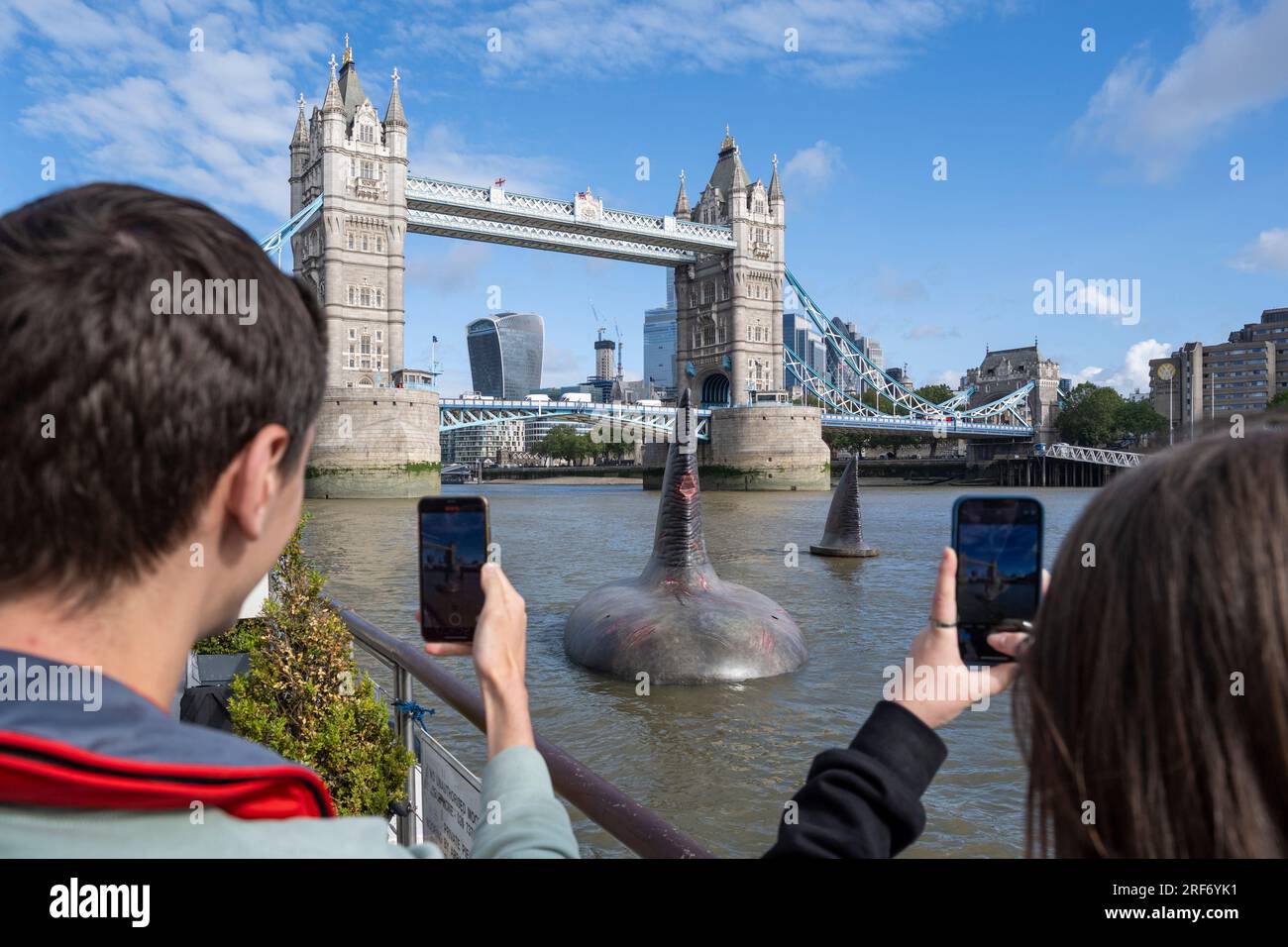Londra, Regno Unito. Agosto 2023. La gente vede due delle tre pinne ...