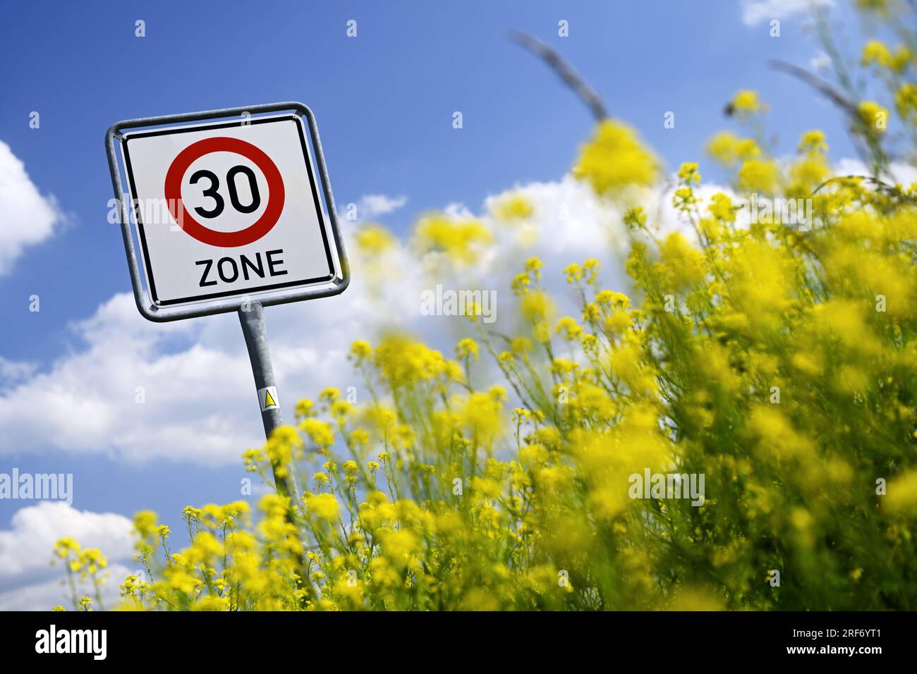 Zone 30 verkehrszeichen immagini e fotografie stock ad alta risoluzione ...
