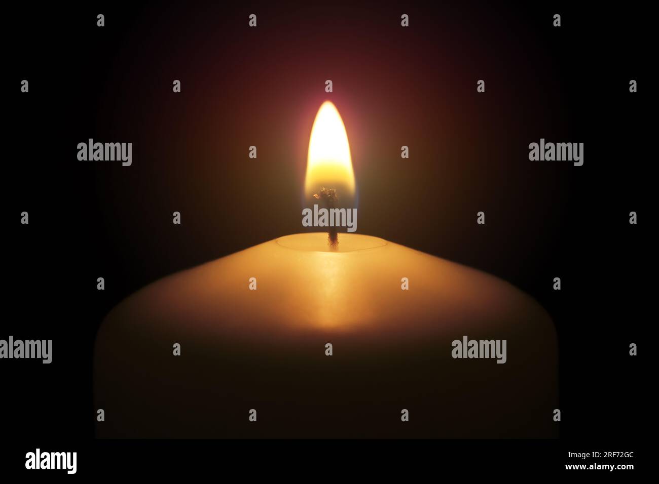 Weisse kerzen immagini e fotografie stock ad alta risoluzione - Alamy