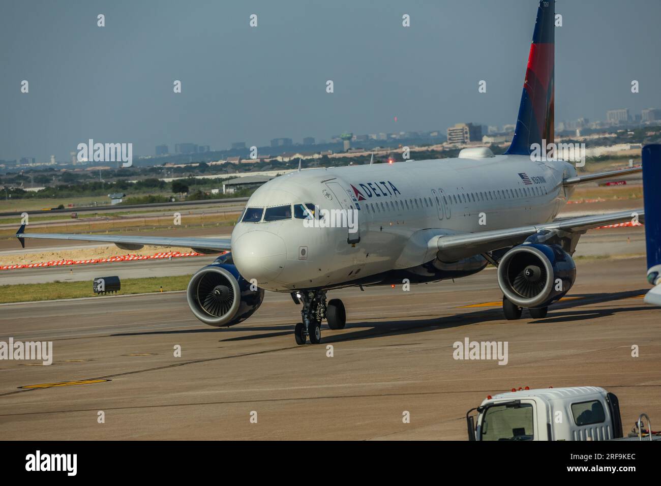Un aereo Delta è stato visto all'aeroporto internazionale di Dallas ...