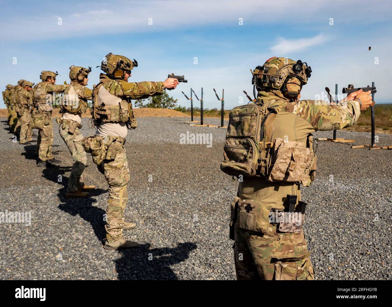 230627-N-OX430-1077 operatori di un Naval Special Warfare Unit e l ...