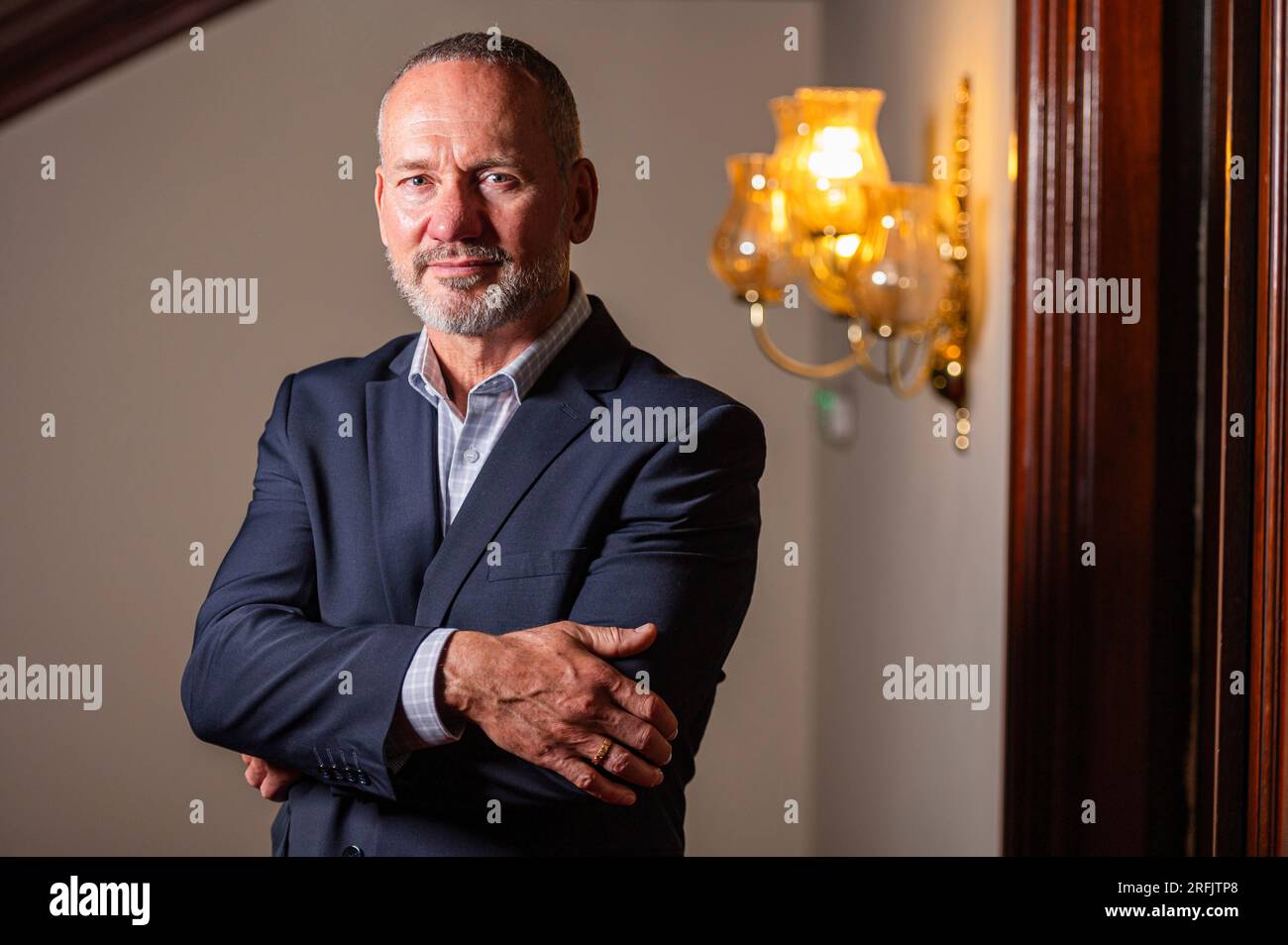 L'autore e relatore Rob Redenbach posa nella sede del centro Arthur ...