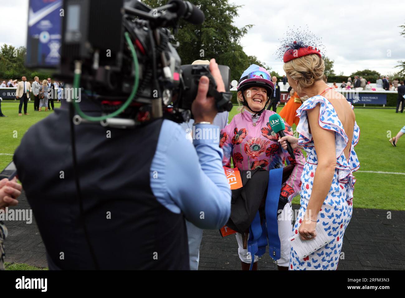 La jockey 72enne Caroline Miller (centro) viene intervistata dopo il ...