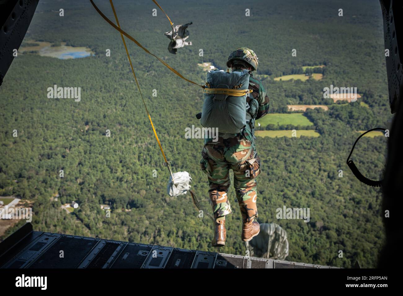 Un paracadutista internazionale esegue un salto aereo statico da un ...