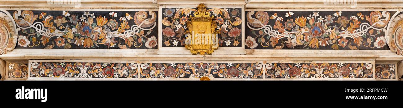 NAPOLI, ITALIA - 21 APRILE 2023: Il tabernacolo e il mosaico in pietra ...