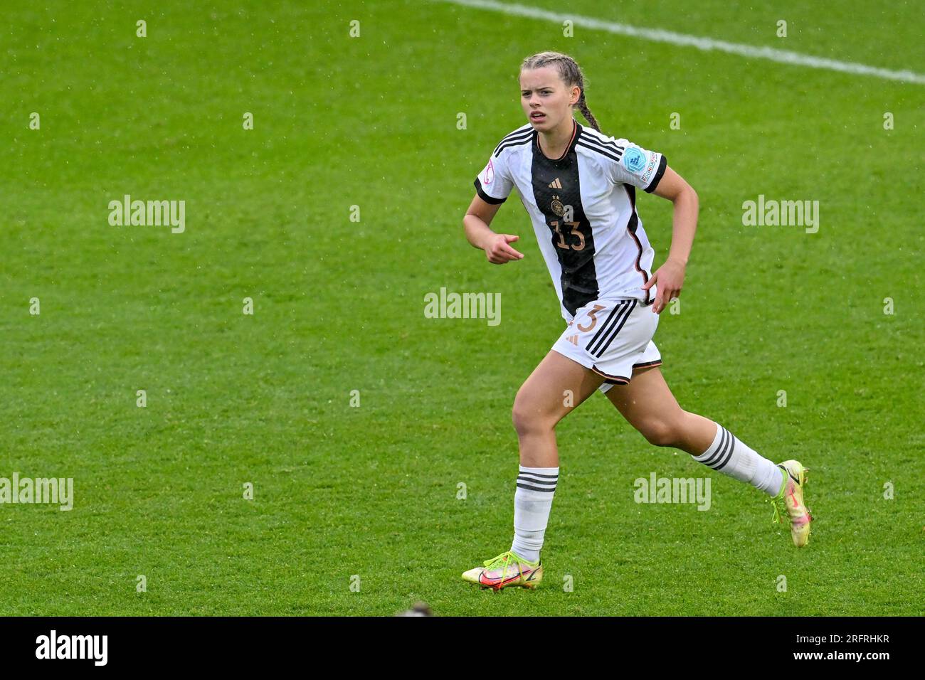 Miriam Hils (13) della Germania, nella foto di una partita di calcio ...