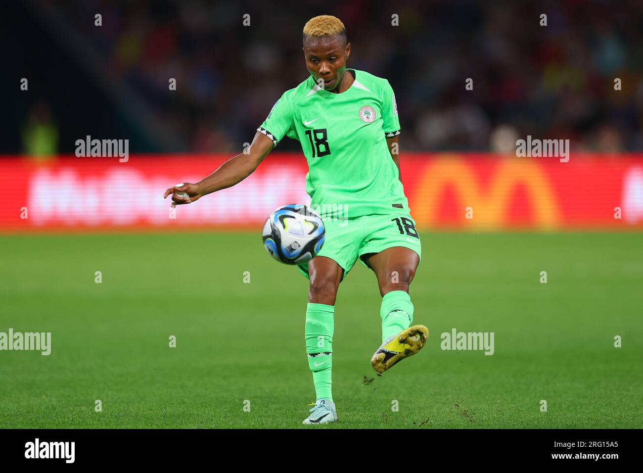 Halimatu Ayinde #18 della Nigeria supera la palla durante la partita ...