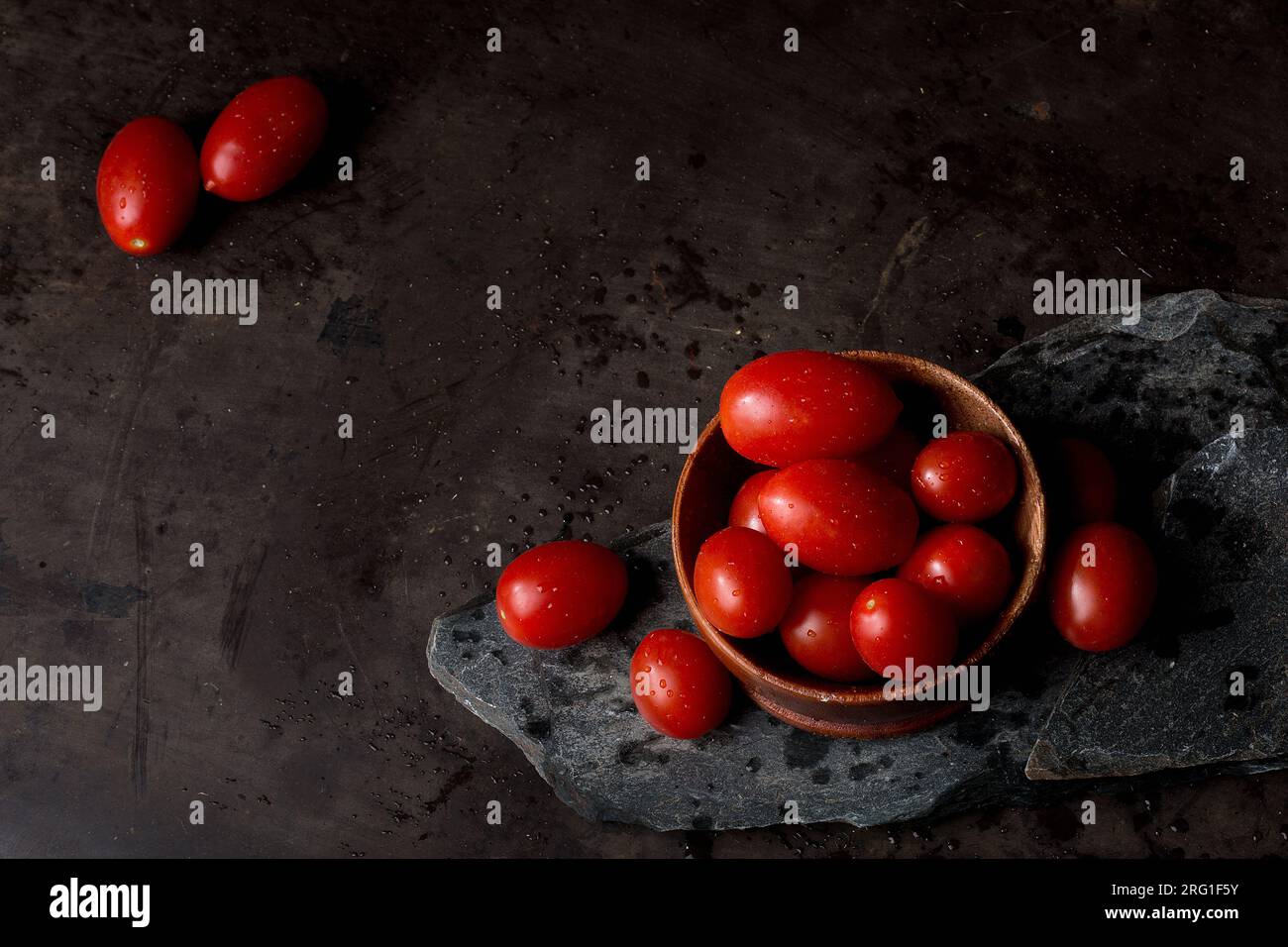 Pomodori rossi scuri immagini e fotografie stock ad alta risoluzione ...