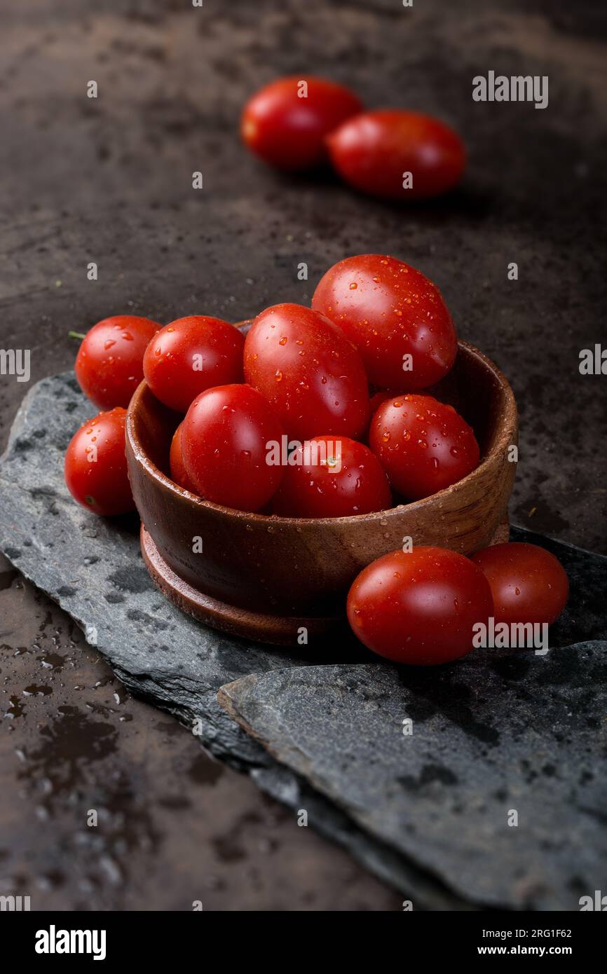 Pomodori rossi scuri immagini e fotografie stock ad alta risoluzione ...