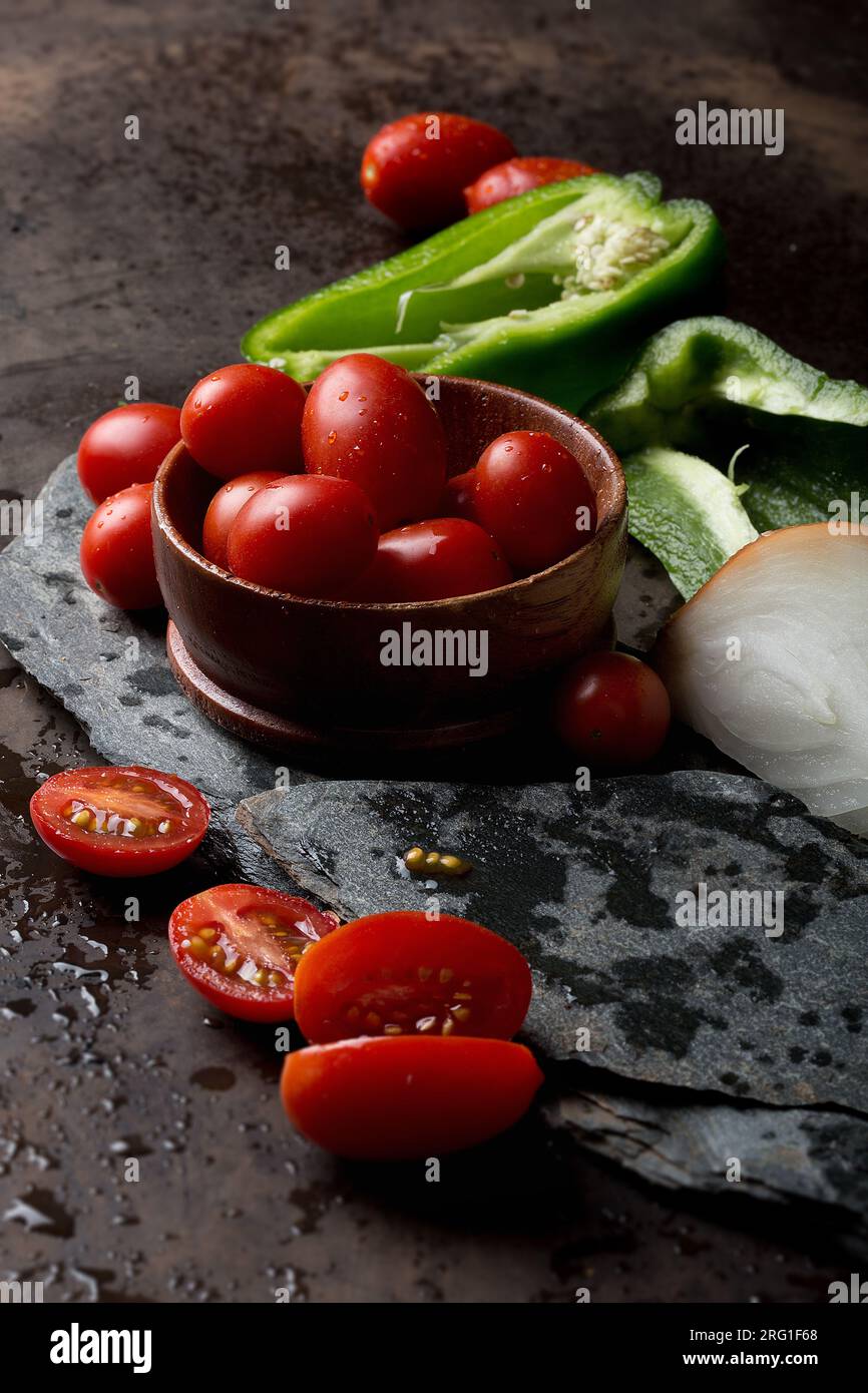 Pomodori rossi scuri immagini e fotografie stock ad alta risoluzione ...