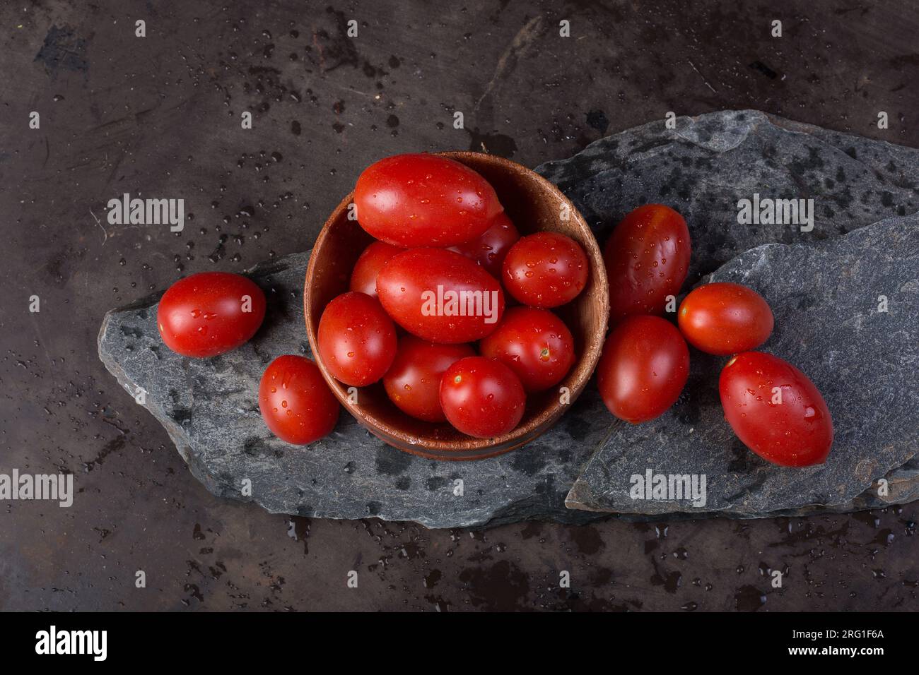 Pomodori rossi scuri immagini e fotografie stock ad alta risoluzione ...