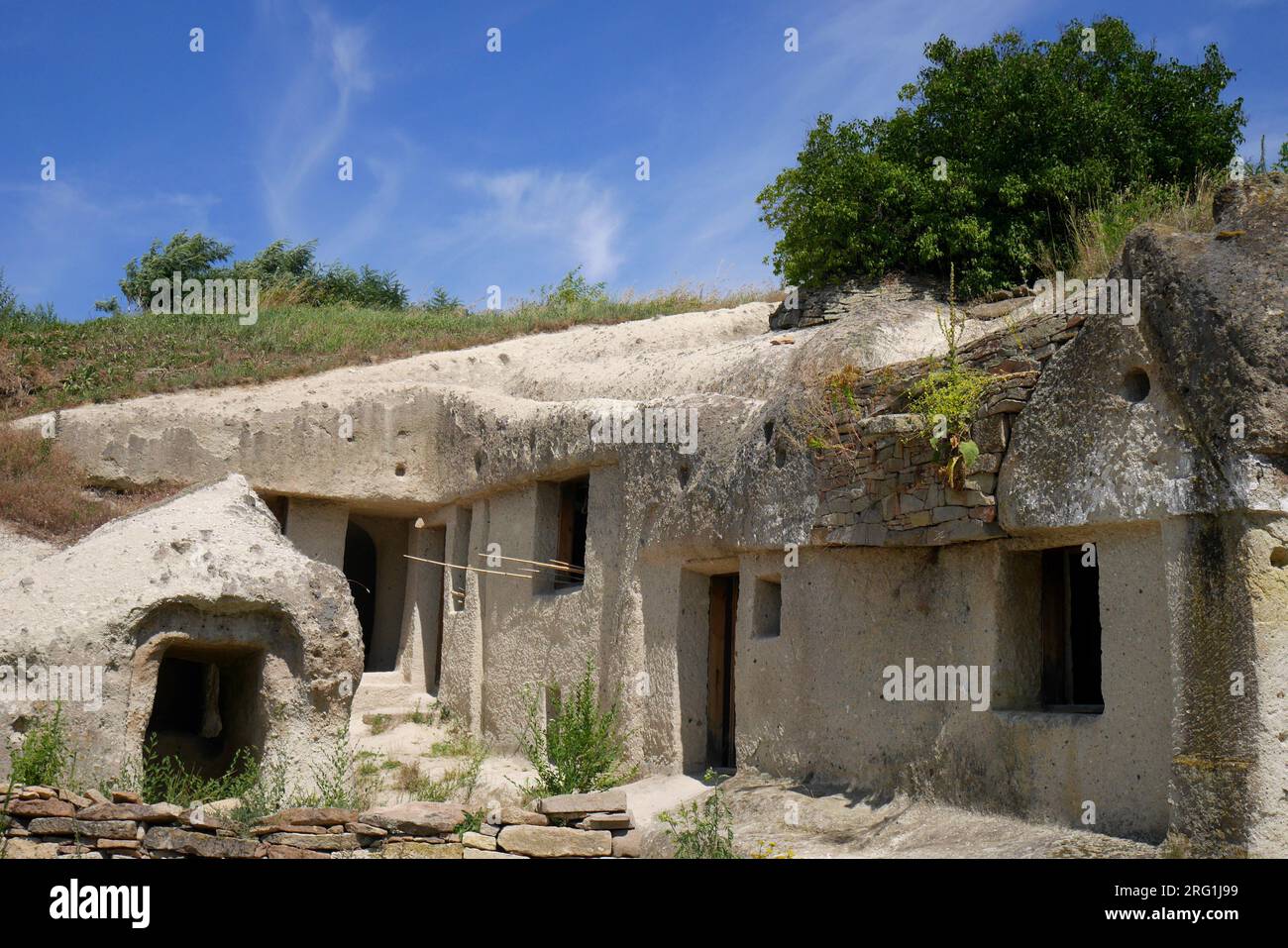 Abitazioni rupestri di noszvaj immagini e fotografie stock ad alta ...