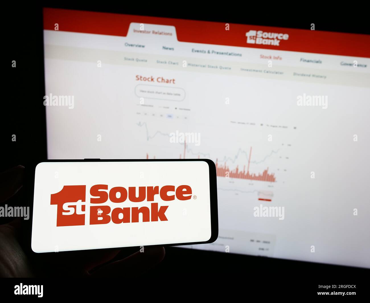 Persona che possiede un telefono cellulare con il logo della società ...