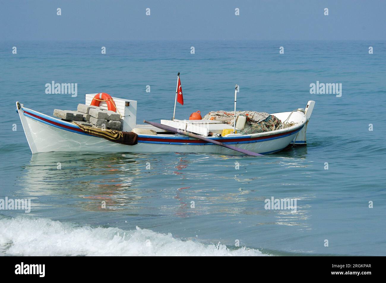 Barca che naviga in un porto turistico immagini e fotografie stock ad ...