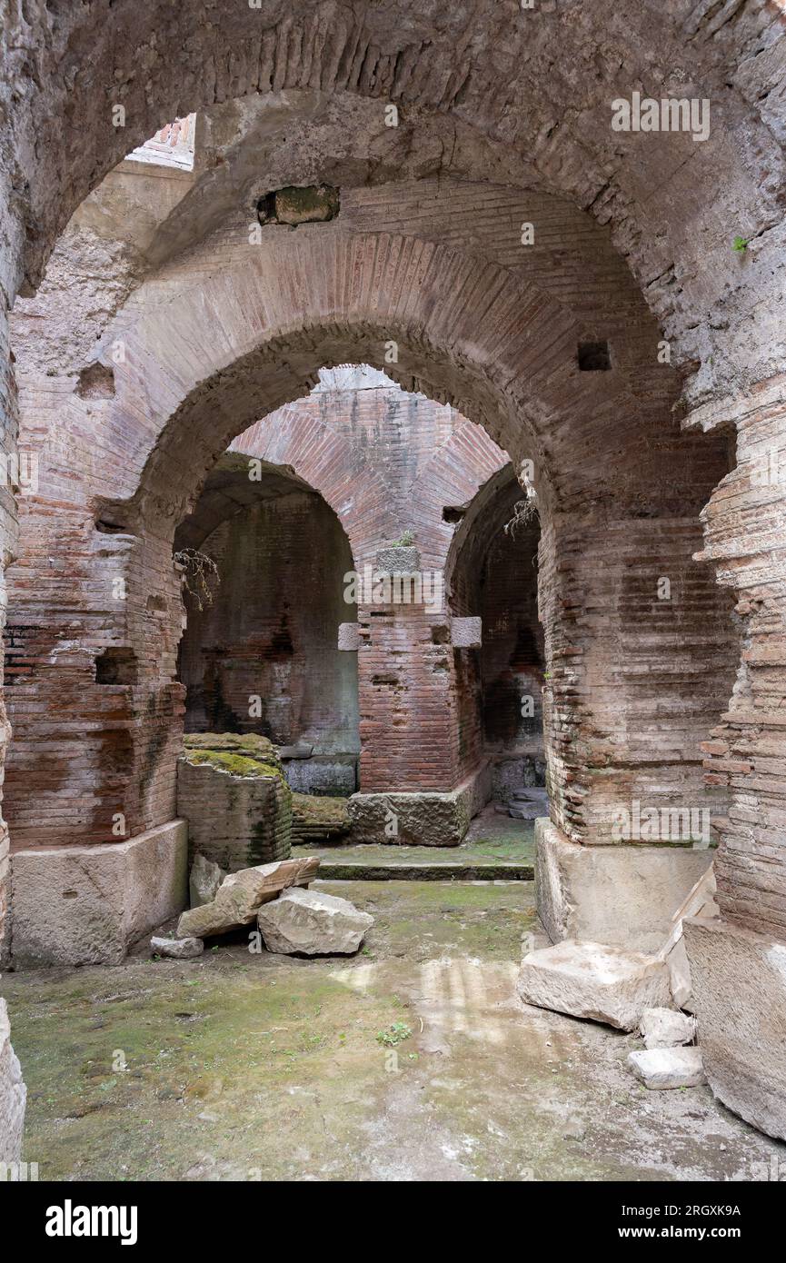 L'Anfiteatro Campaniano è un anfiteatro romano situato nella città di ...