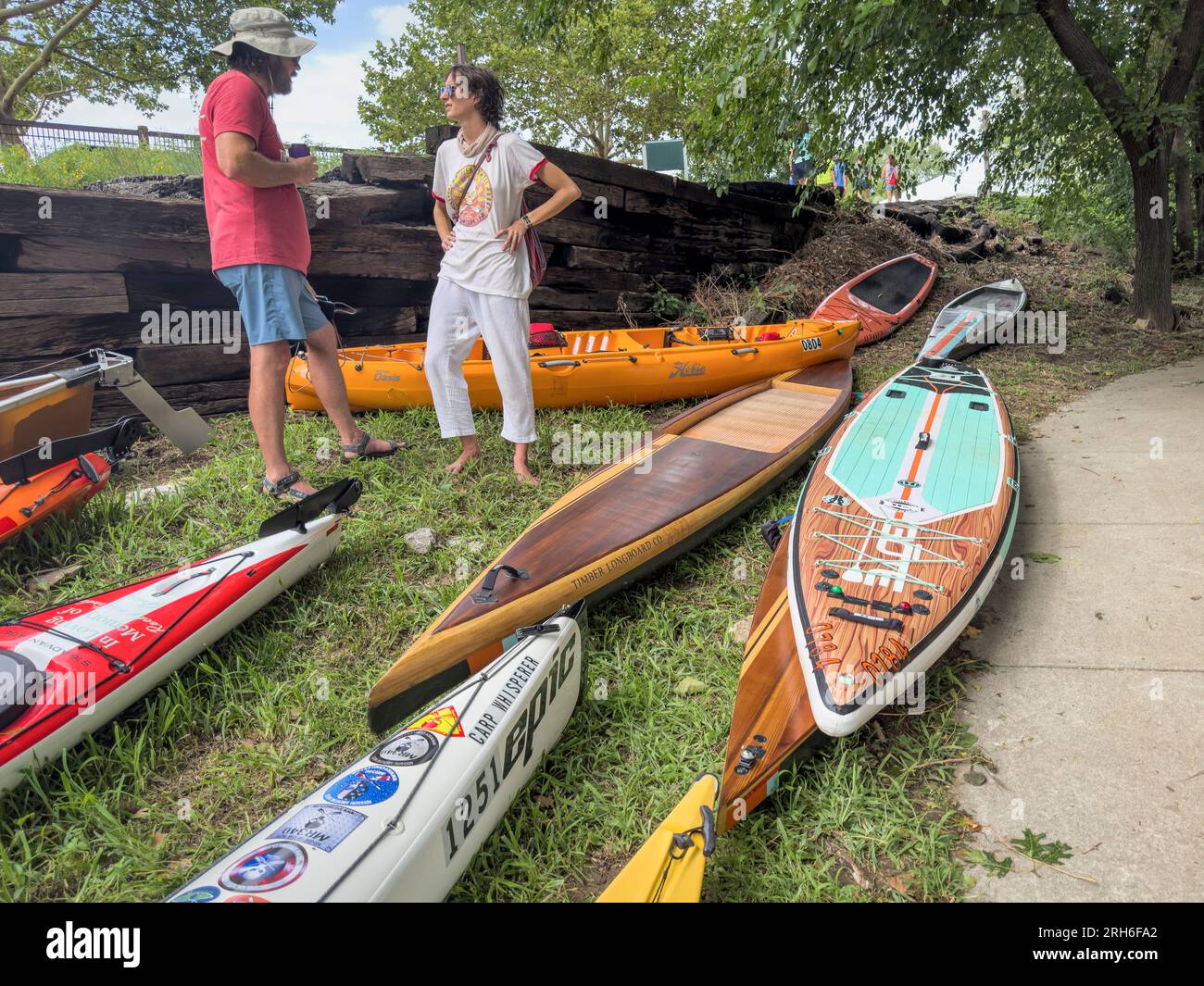 Kansas City, Kansas, USA - 31 luglio 2023: Pagaiatori con stand up ...