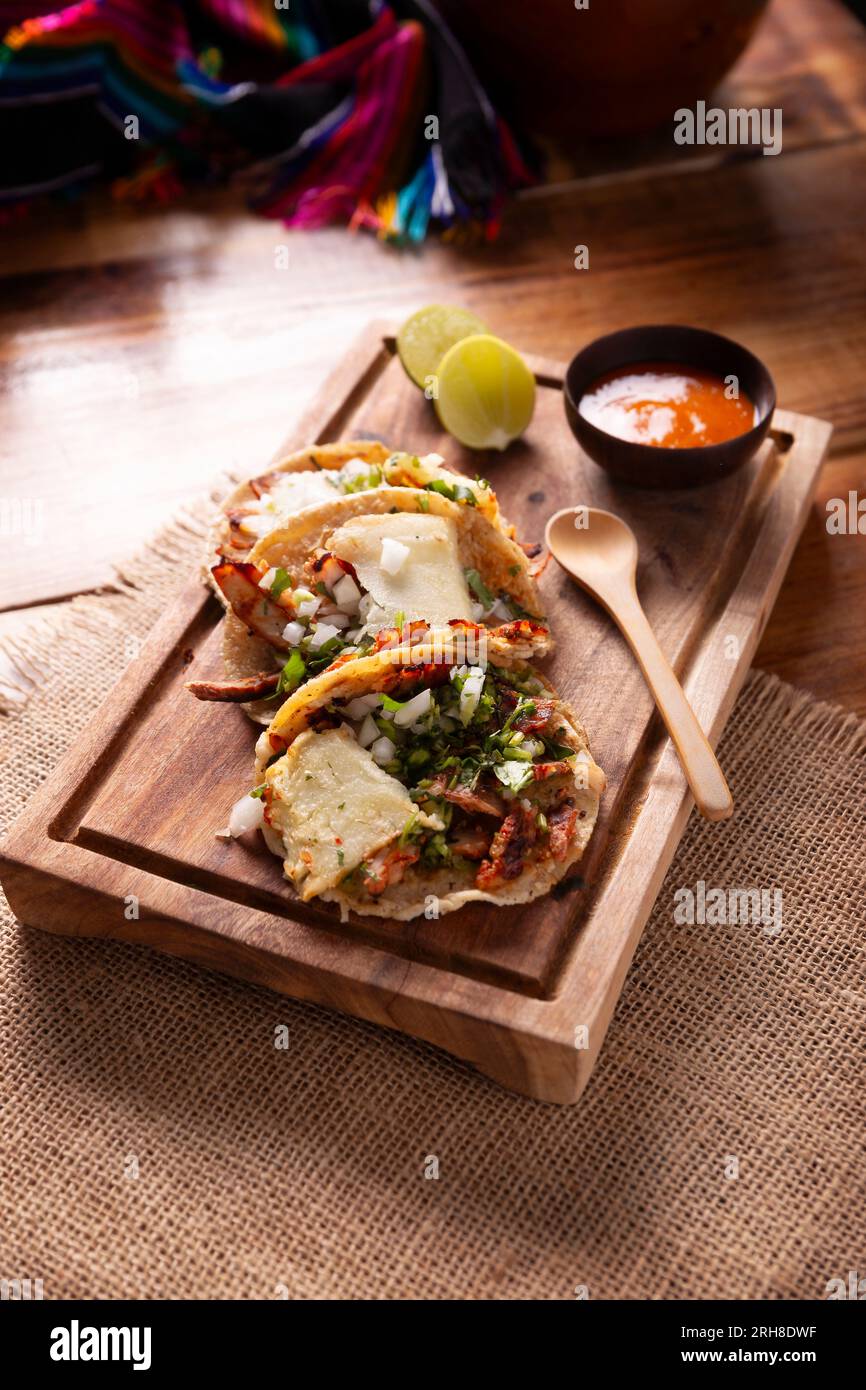 Tacos de trompo immagini e fotografie stock ad alta risoluzione - Alamy