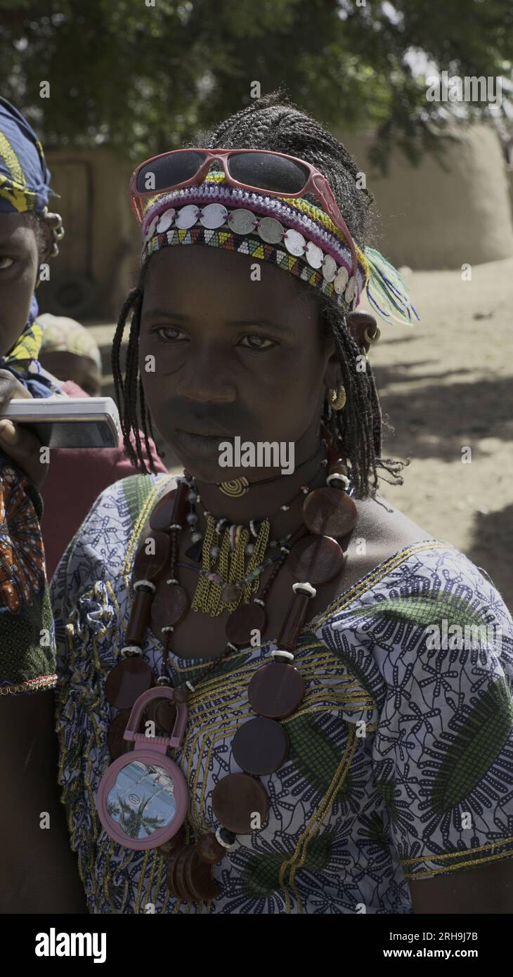 Foto della bella donna africana nei suoi abiti tradizionali. Primo ...
