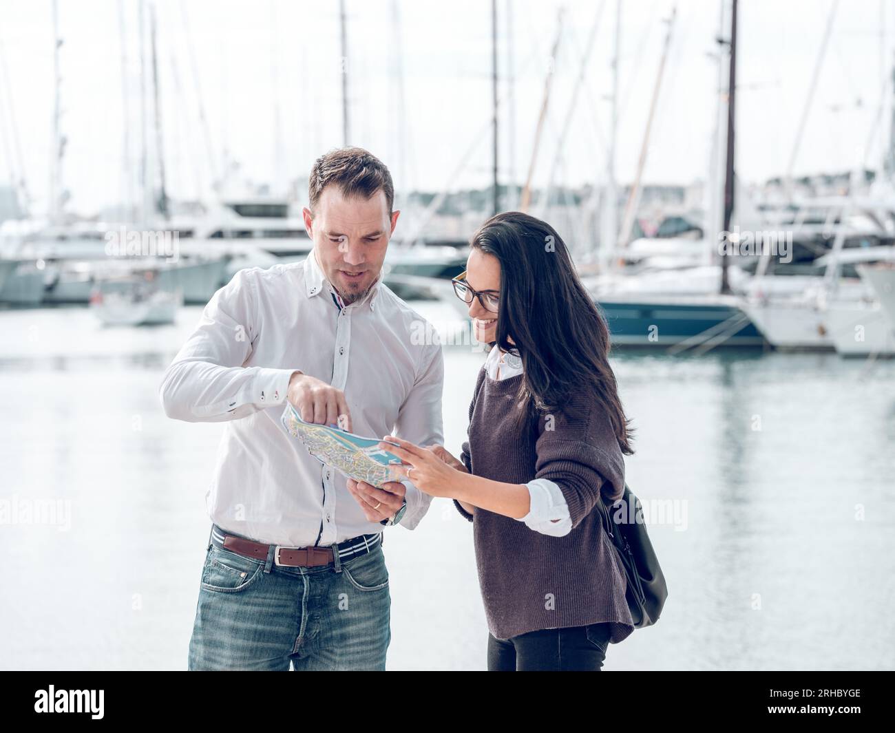 Spiega La Mappa Delle Guide Turistiche Immagini E Fotografie Stock Ad