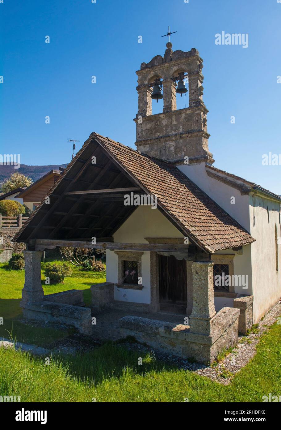 Il villaggio e la chiesa di san giorgio in primavera immagini e fotografie stock ad alta ...