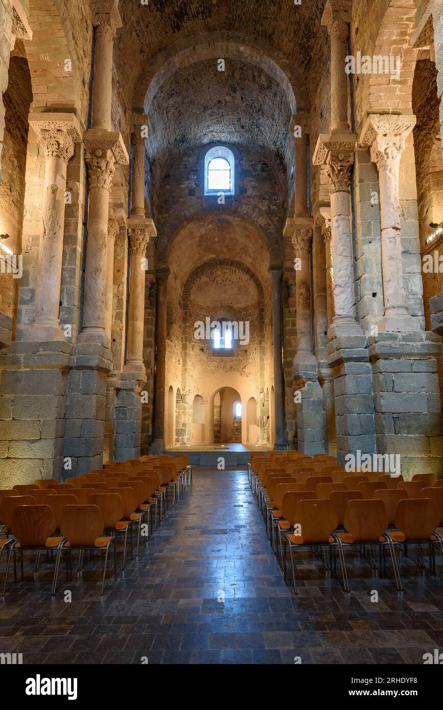 Interno della chiesa del monastero di Sant Pere de Rodes (Alt Empordà ...