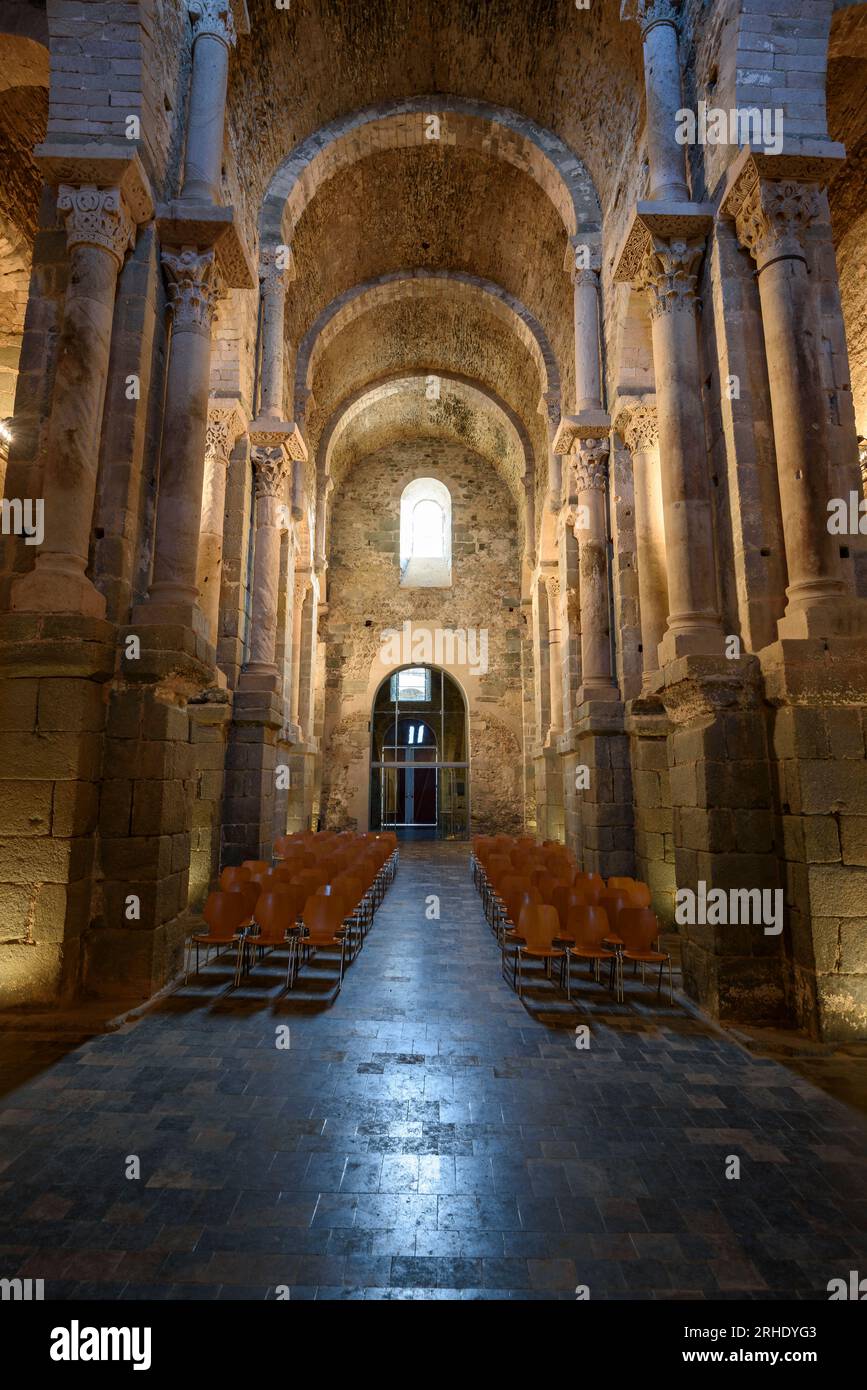 Interno della chiesa del monastero di Sant Pere de Rodes (Alt Empordà ...