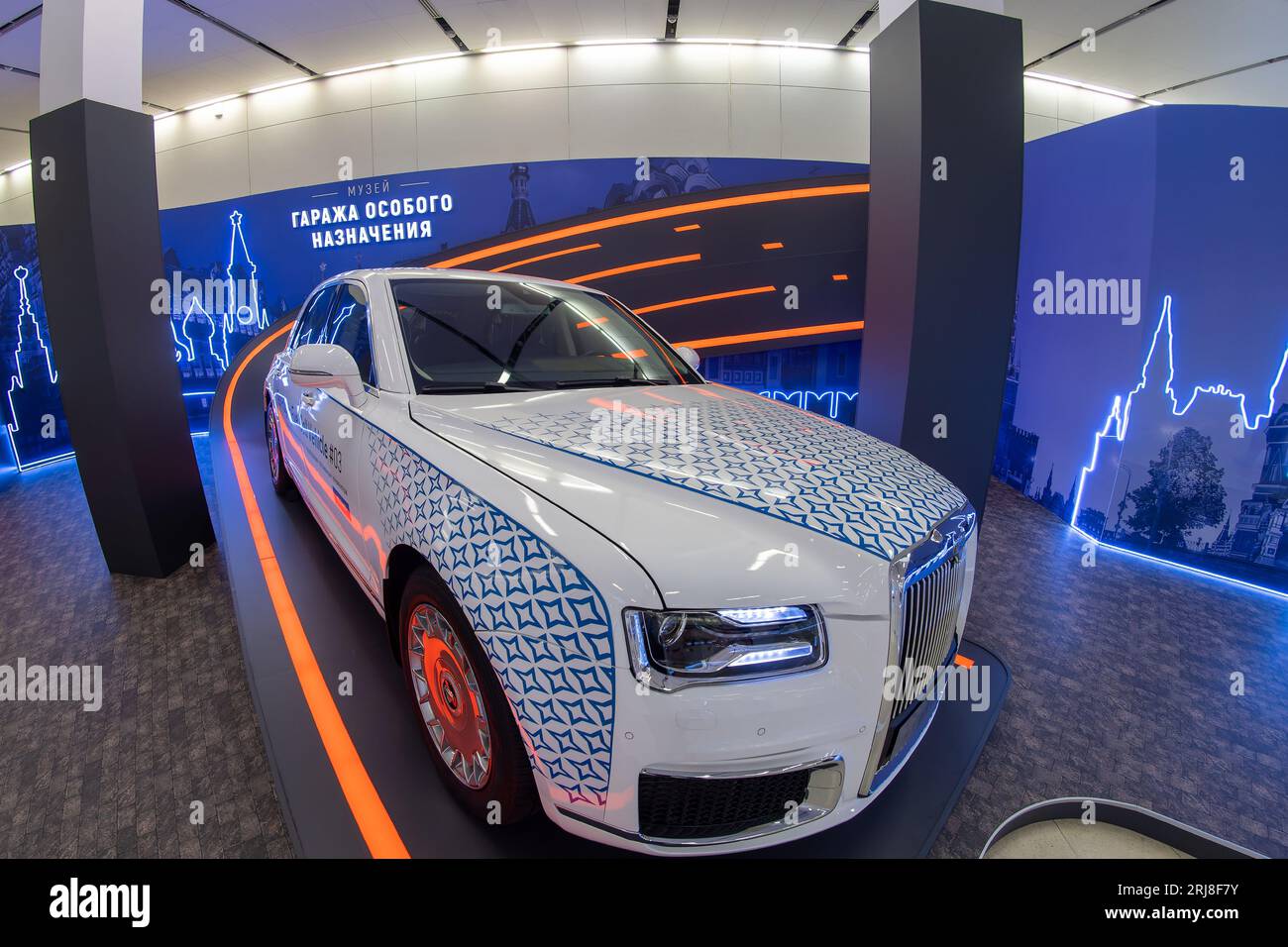 Mosca. Auto a idrogeno NAMI Hydrogen basato su Aurus Senat al Museo dei ...