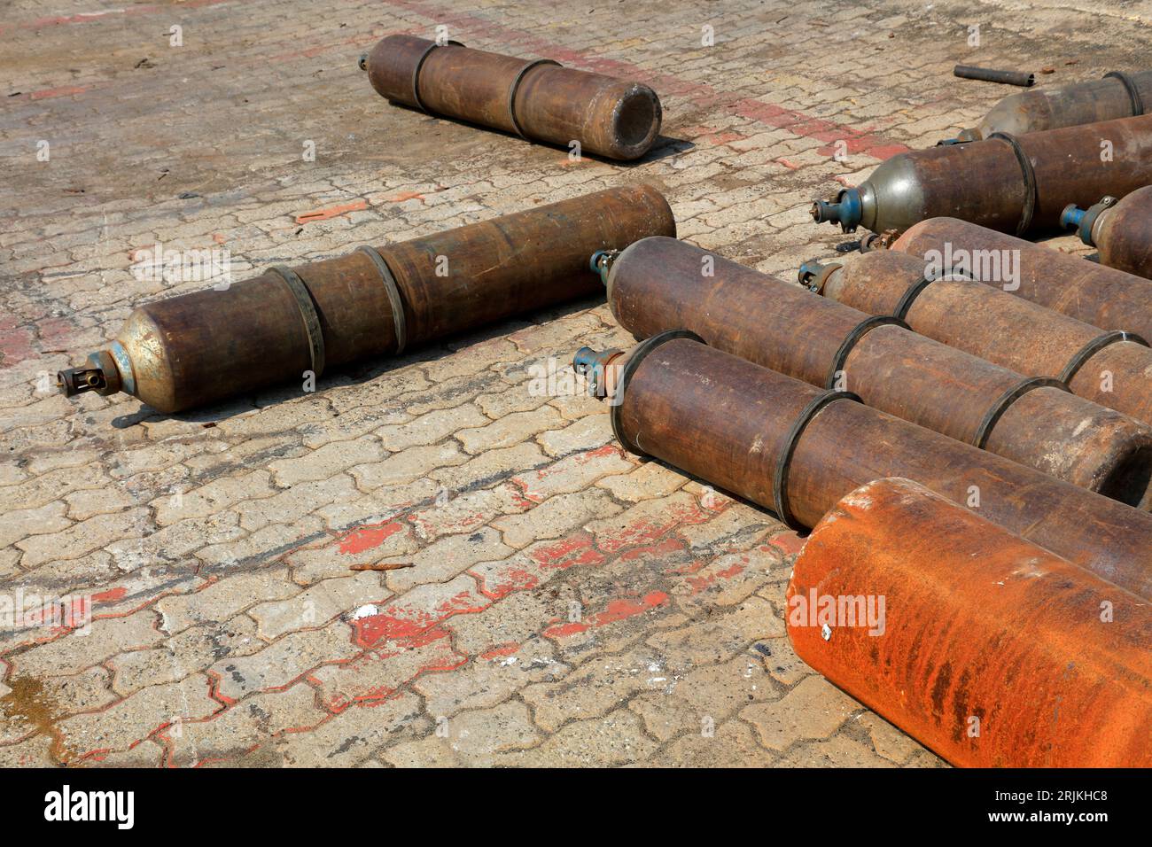 Oxygen bottles immagini e fotografie stock ad alta risoluzione - Alamy