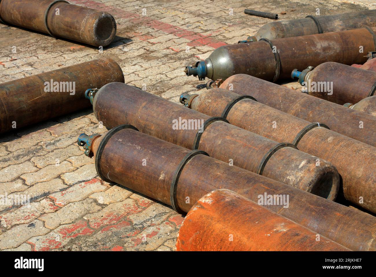 Oxygen bottles immagini e fotografie stock ad alta risoluzione - Alamy