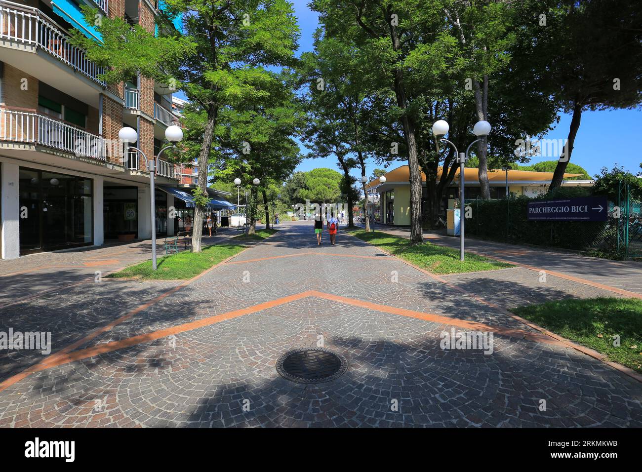 Percorso pedonale e strada in città immagini e fotografie stock ad alta ...