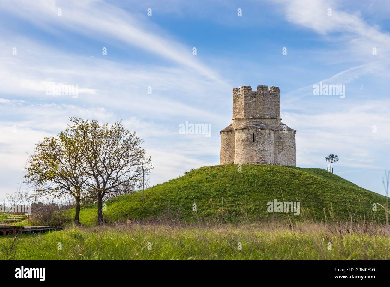 Torre della chiesa del nin immagini e fotografie stock ad alta ...
