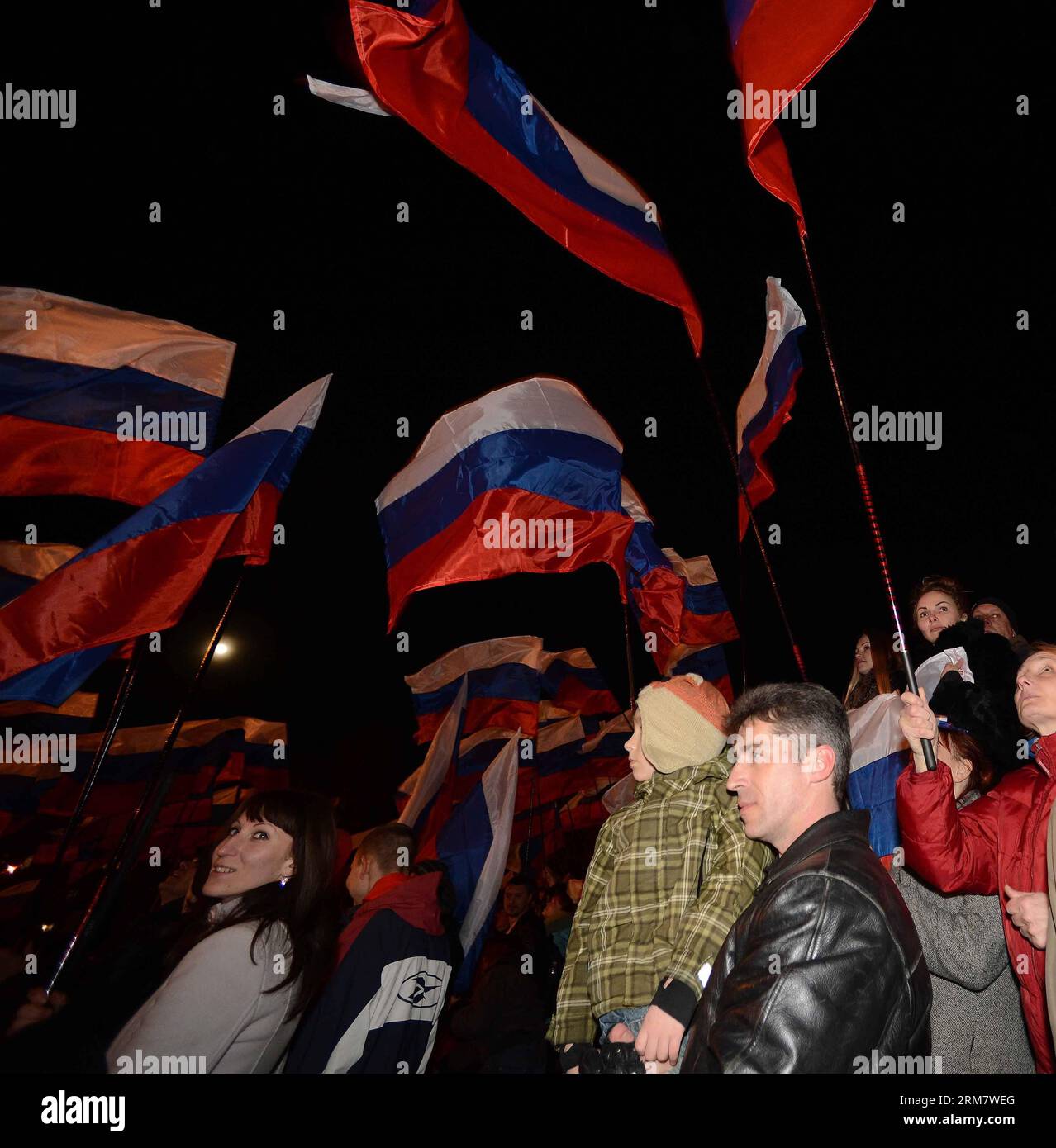 (140316) -- SIMFEROPOL, 16 marzo 2014 (Xinhua) -- Crimea con bandiere ...