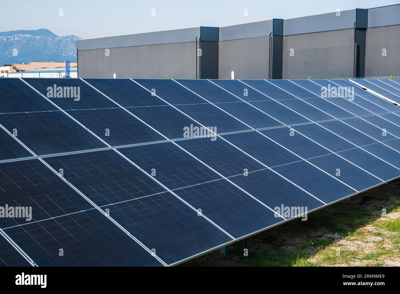 Pannelli fotovoltaici solari in un impianto solare a Tirana, Albania ...