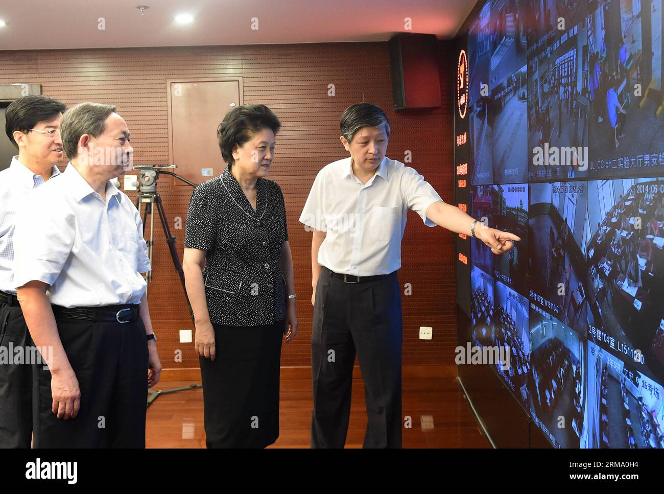 Il vice Premier cinese Liu Yandong (C), anche membro dell'Ufficio ...