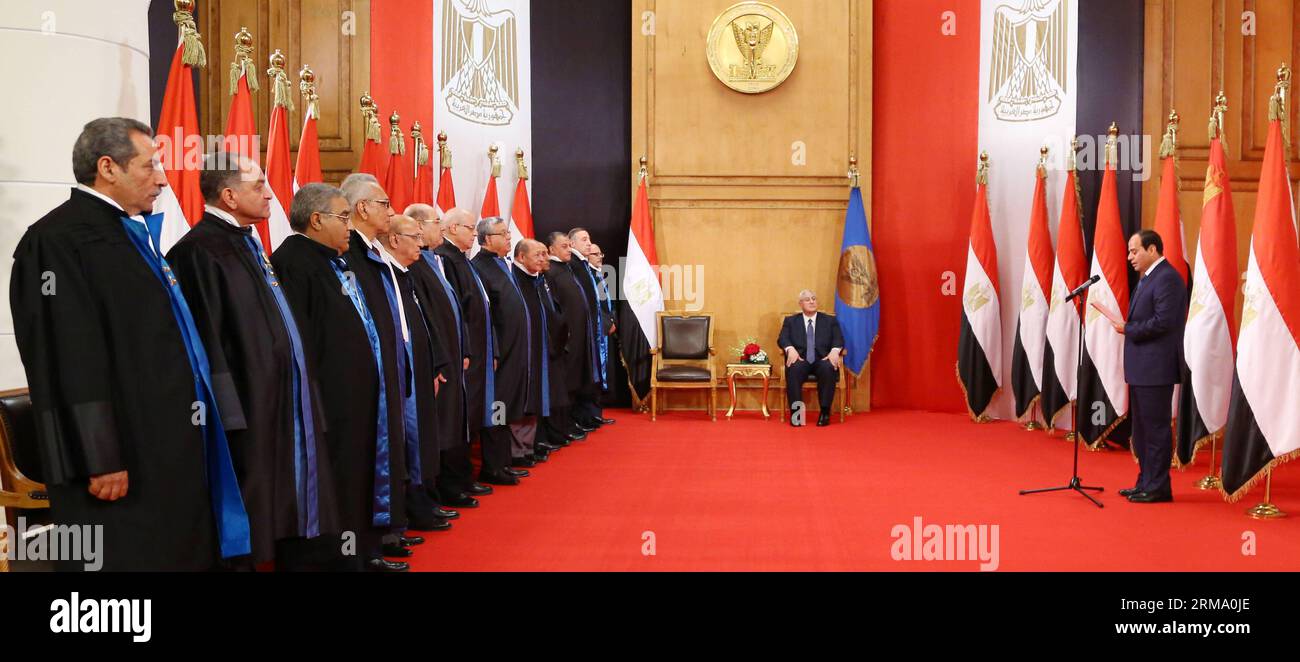 il presidente eletto egiziano Abdel-Fattah al-Sisi (R) ha prestato ...