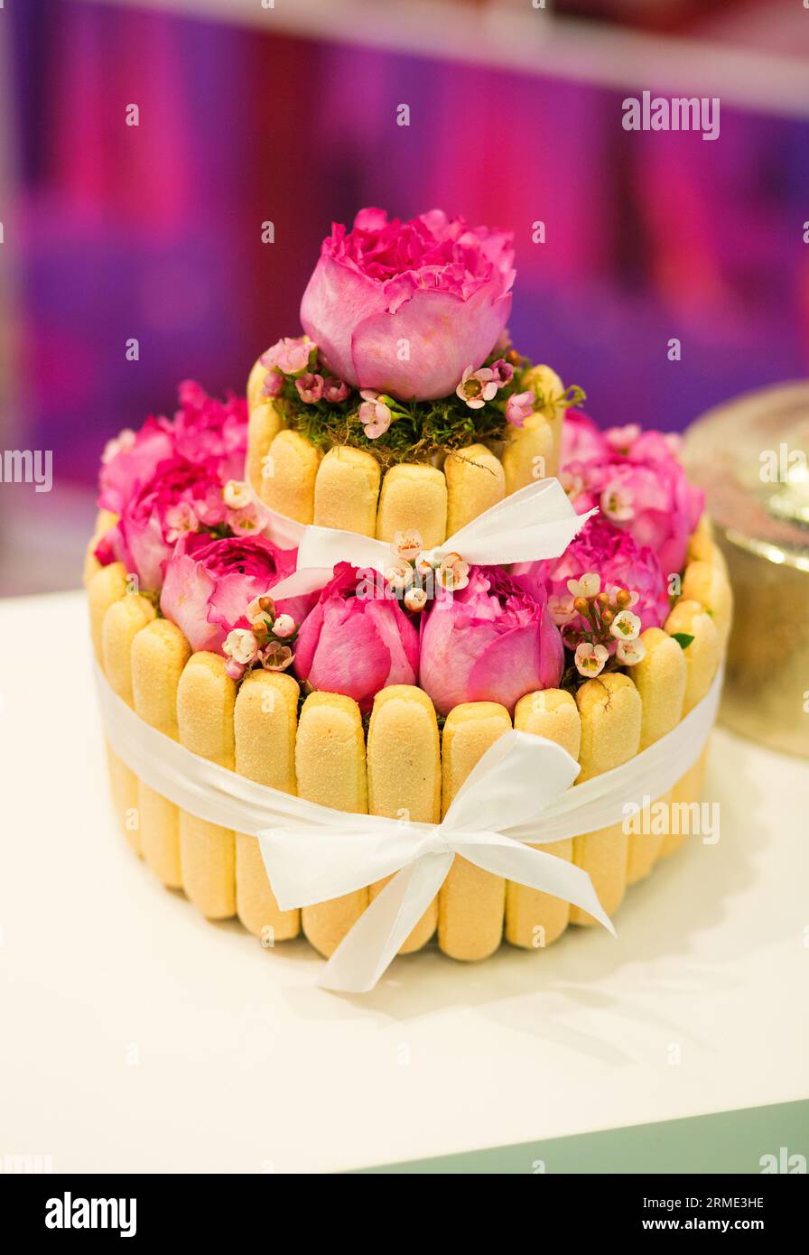 Torta decorata con rose immagini e fotografie stock ad alta risoluzione ...