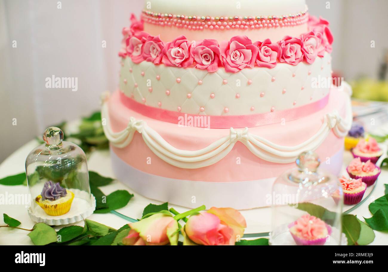 Torta decorata con rose immagini e fotografie stock ad alta risoluzione ...