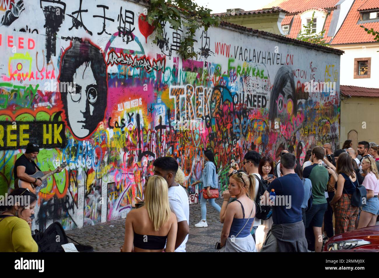 Il "muro di Lennon" o "muro di John Lennon" è un muro di Praga ...