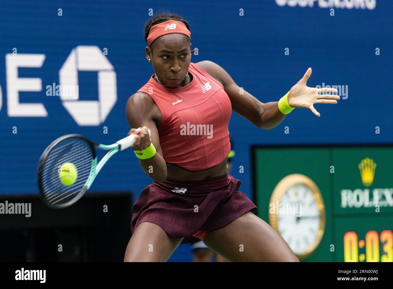 Coco Gauff of USA ritorna la palla durante il secondo round contro ...