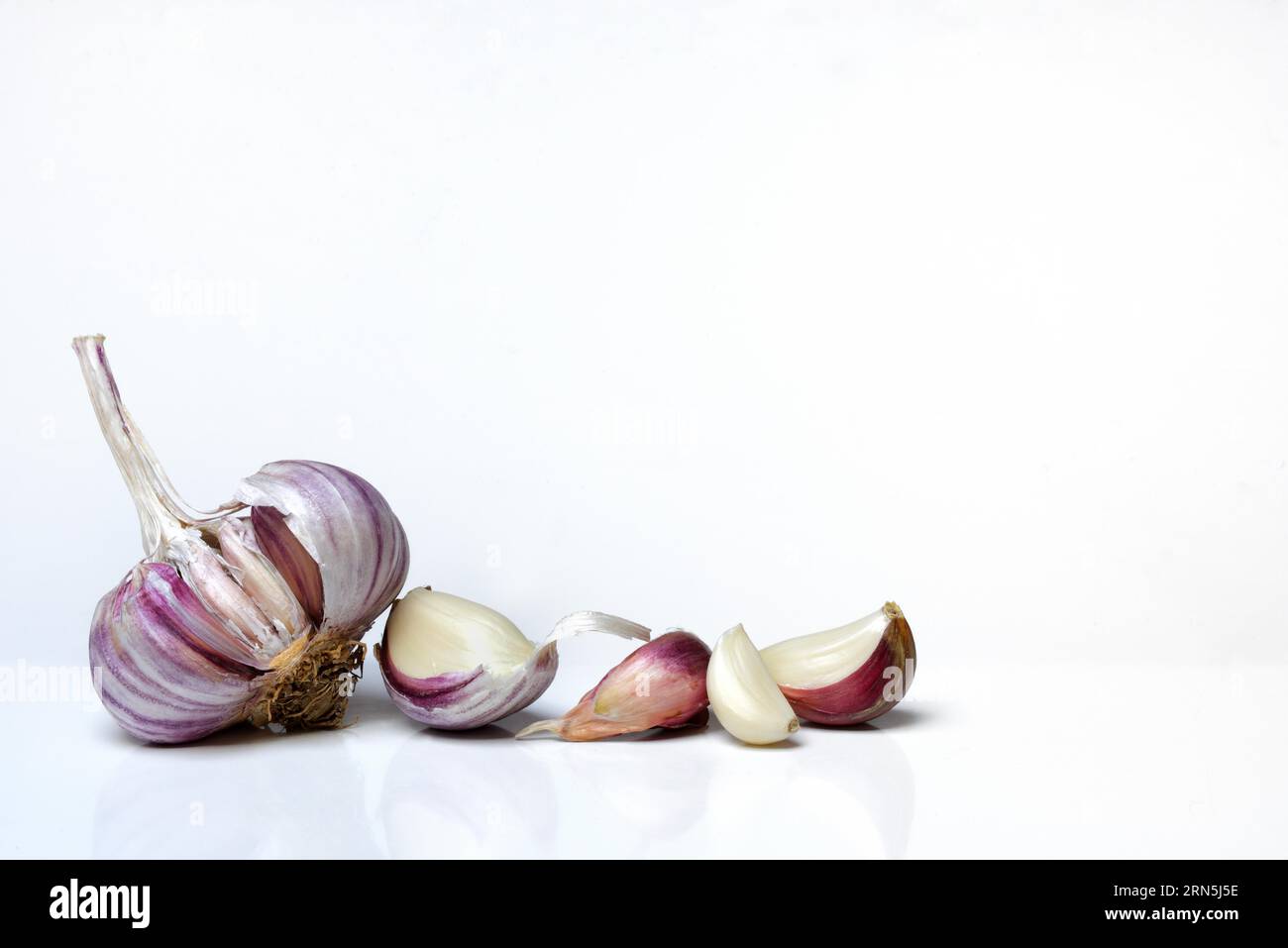 Bulbo di spicchi d'aglio immagini e fotografie stock ad alta ...