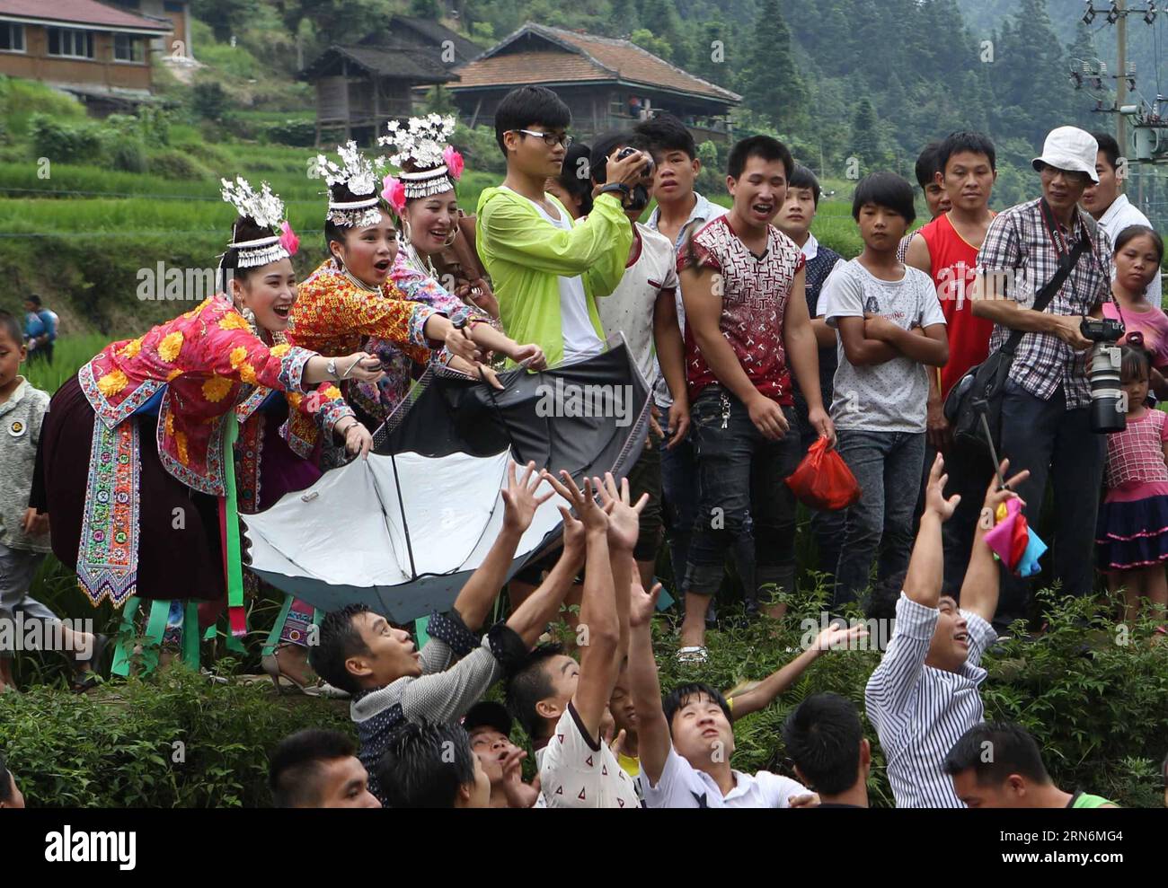 (150801) -- LIUZHOU, - gli abitanti del villaggio e i turisti locali si ...