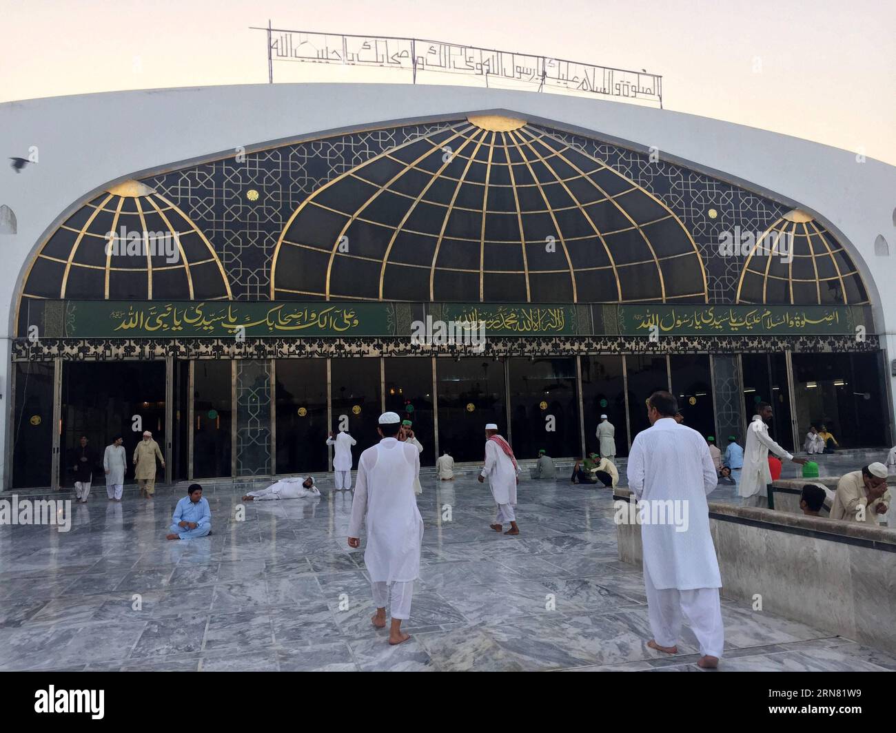 (150930) -- LAHORE, 30 settembre 2015 -- People visit Data Durbar ...