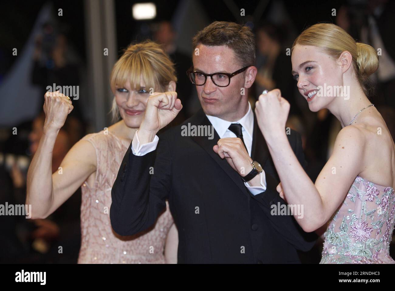 Il regista Nicolas Winding Refn (C) e sua moglie Liv Corfixen (L ...