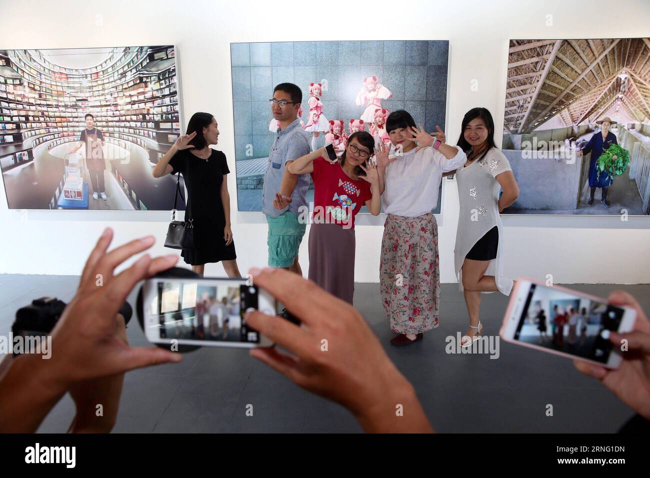 (160901) -- HANGZHOU, Sept. 1, 2016 -- Visitors pose with photos at ...