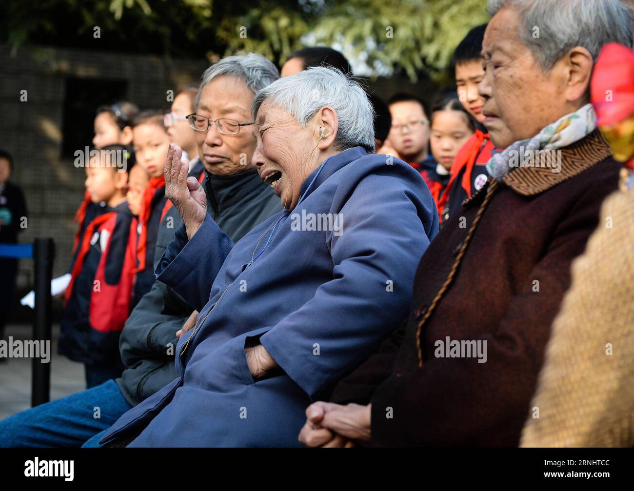 (161209) -- NANJING, Dec. 9, 2016 -- Yang Cuiying (C), a survivor of ...
