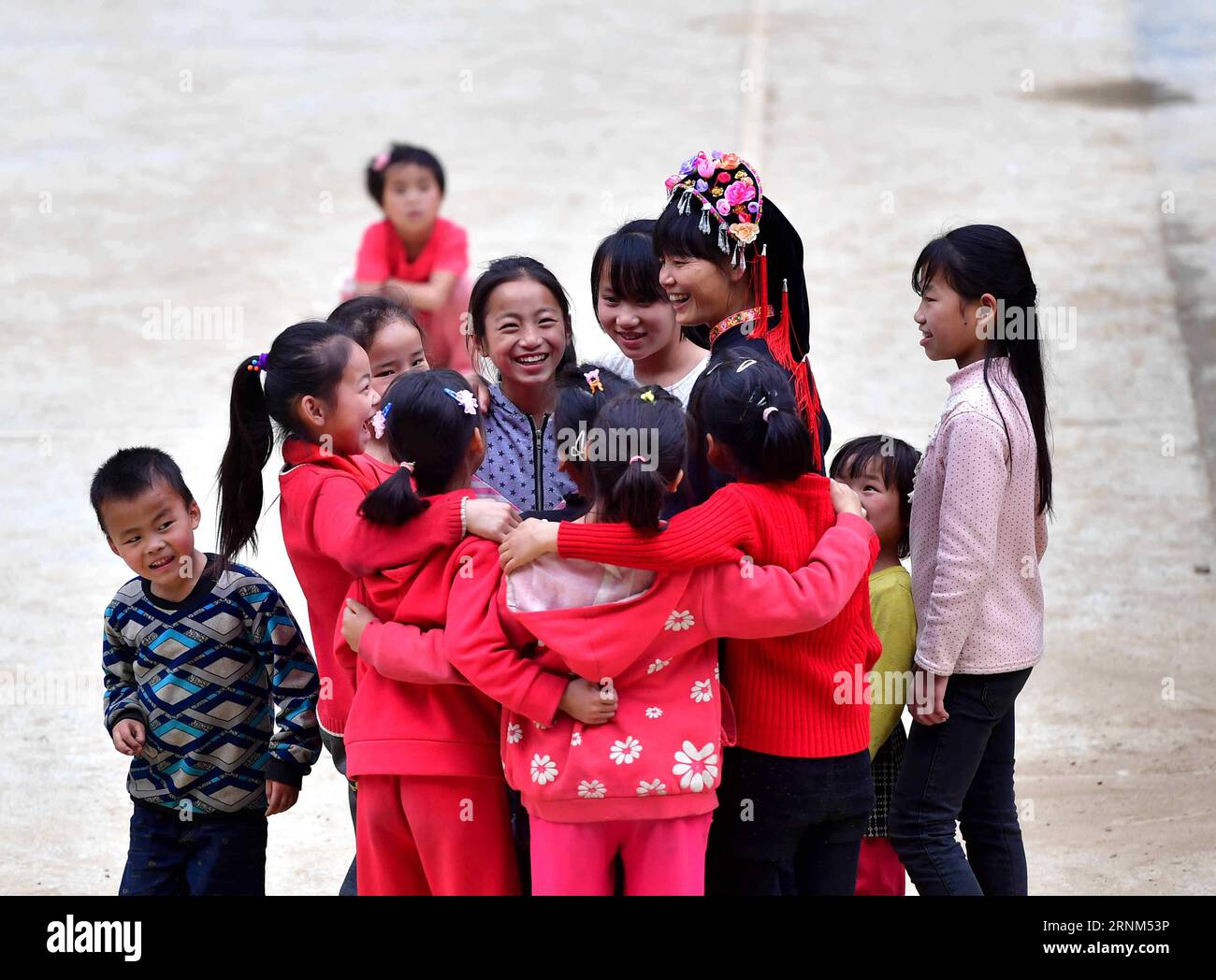 (170510) -- DAHUA, 10 maggio 2017 -- Tang Cuiyu gioca con i bambini in una scuola elementare ...