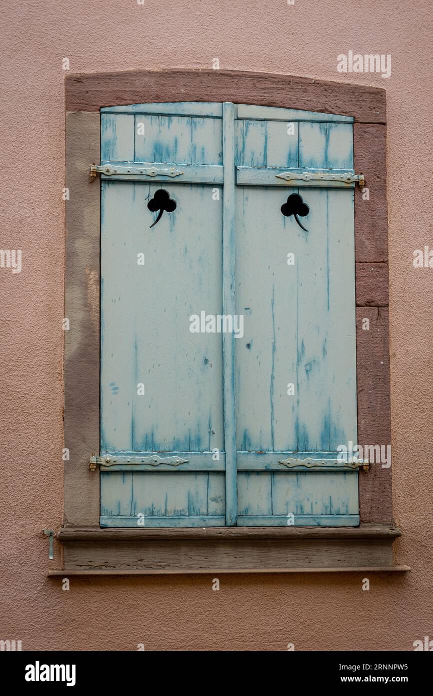 Bellissime persiane di legno dipinte di blu chiaro in una casa ...